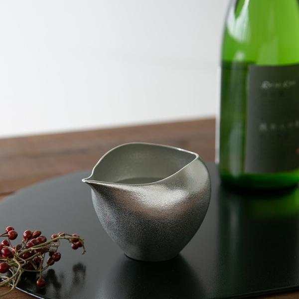 錫は古来より、「錫の器に入れた水は腐らない」、「お酒の雑味が抜けてまろやかになる」などといわれ、酒器や茶器などに用いられてきた金属。一旦片口に注ぐことでお酒の雑味が抜け、一層美味しくお酒を味わっていただけます。■ 片口 まどか 【 能作 /...