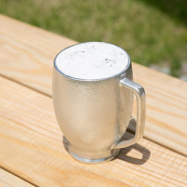 錫は古来より、「錫の器に入れた水は腐らない」、「お酒の雑味が抜けてまろやかになる」などといわれ、酒器や茶器などに用いられてきた金属。また、熱伝導率が高いので、冷酒を注ぐとその冷たさを瞬時に手肌で感じることができます。■ ビア マグカップ 【...