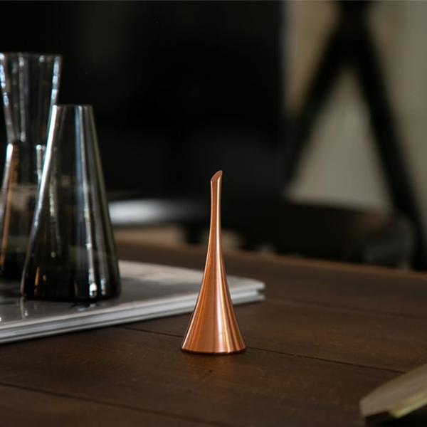 富山県高岡市の伝統産業「鋳物」の鋳造・加工技術を生かし、現在のライフスタイルにも合うデザインに仕上げました。 素材の美しさを表現するため、職人が一つ一つ手作業でロクロ仕上げを施しています。■ ベル ホルン ピンクゴールド 【 能作 / 高岡...