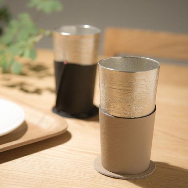 白樺の木肌をイメージした加工を施したビアカップと、エゾシカ革製のスリーブ・コースターとのセットです。エゾシカ革の有効活用を進め、オリジナルの鞄や革小物などを制作している「24KIRICO」とコラボレーションしました。■ ビアカップセット シ...