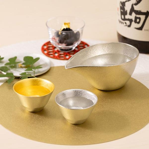 錫は古来より、「錫の器に入れた水は腐らない」、「お酒の雑味が抜けてまろやかになる」などといわれ、酒器や茶器などに用いられてきた金属。一旦片口に注ぐことでお酒の雑味が抜け、一層美味しくお酒を味わっていただけます。■ 喜器(きき) II 酒器セ...