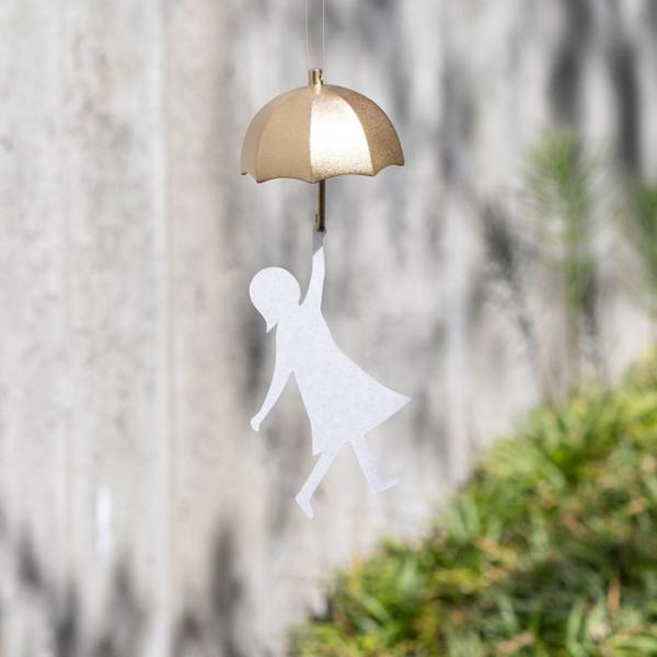 傘を高く掲げて持っているような女の子の短冊が揺れると、雨が降っているのを楽しんでいるかのようです。また、真鍮ならではのリーンと涼やかな音色が、雨の日のじめじめした感じを爽やかな気分に変えてくれますよ。■ 風鈴 アンブレラ ゴールド 短冊付 ...