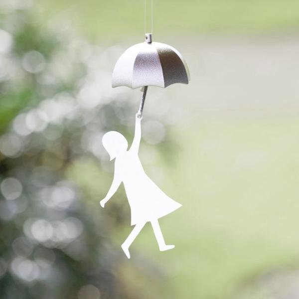 傘を高く掲げて持っているような女の子の短冊が揺れると、雨が降っているのを楽しんでいるかのようです。また、真鍮ならではのリーンと涼やかな音色が、雨の日のじめじめした感じを爽やかな気分に変えてくれますよ。■ 風鈴 アンブレラ ニッケル 短冊付 ...