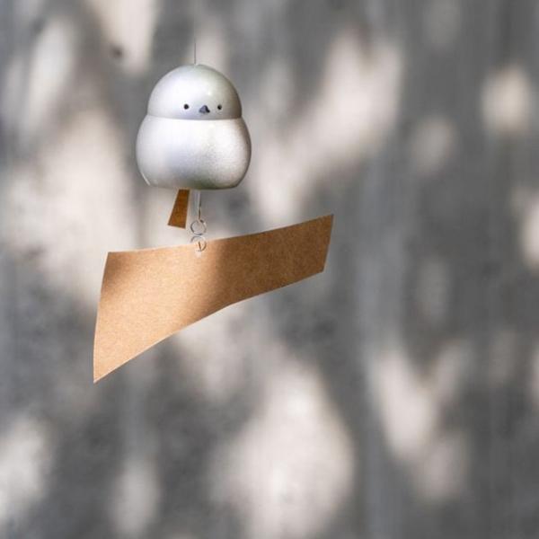 ふわり風にのって、枝でひと休み。北海道の“雪の妖精”シマエナガをモチーフにした、真鍮製の風鈴です。澄んだ音色と、やさしい丸みを帯びたフォルムが、夏の暮らしにそっと涼を添えてくれます。■ 風鈴 シマエナガ 短冊付 【 能作 / 高岡銅器 】＜...