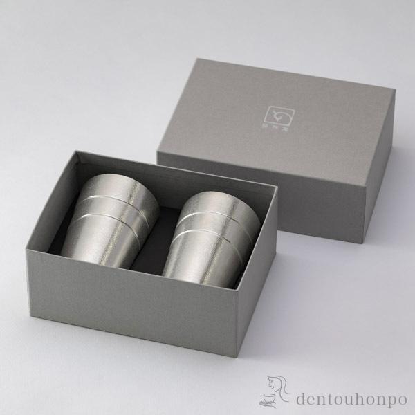 美しい夕日を浴びながら酔いしれるように漂う、緩やかな波のイメージで作られた酒器です。■ 静波 ビアグラス 2個セット 【 高岡銅器 】＜仕様＞・ショップ品番：tkng0207・材質：本体:錫・商品サイズ：直径:6cm × 高さ:9.1cm・...