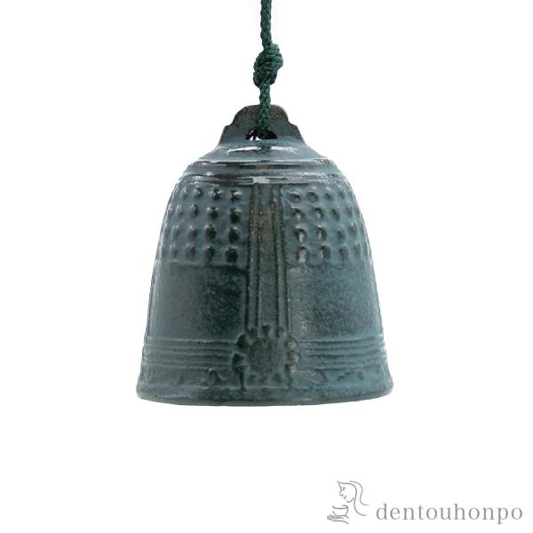 寺院の鐘楼などにつるしてある梵鐘をモチーフとした「釣鐘風鈴」。大きな梵鐘の低く荘厳な響きと趣の異なる、暮らしに癒しのひとときを添える凛とした音色を奏でます。■ 釣鐘 風鈴 青銅色 大 短冊付 【 高岡銅器 】＜仕様＞・ショップ品番：tkng...