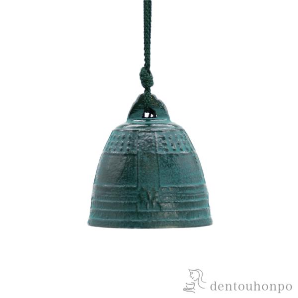 寺院の鐘楼などにつるしてある梵鐘をモチーフとした「釣鐘風鈴」。大きな梵鐘の低く荘厳な響きと趣の異なる、暮らしに癒しのひとときを添える凛とした音色を奏でます。■ 釣鐘 風鈴 青銅色 中 短冊付 【 高岡銅器 】＜仕様＞・ショップ品番：tkng...