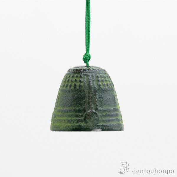 寺院の鐘楼などにつるしてある梵鐘をモチーフとした「釣鐘風鈴」。大きな梵鐘の低く荘厳な響きと趣の異なる、暮らしに癒しのひとときを添える凛とした音色を奏でます。■ 釣鐘 風鈴 青銅色 小 短冊付 【 高岡銅器 】＜仕様＞・ショップ品番：tkng...