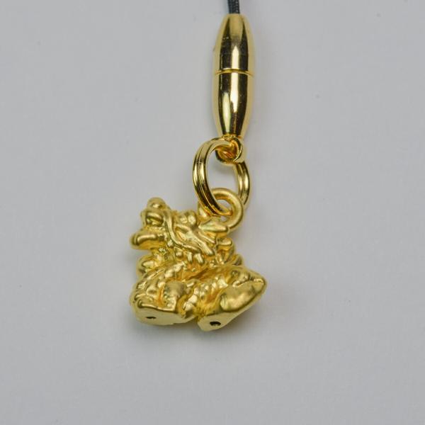 細やかな細工が光る純金のストラップです。自分の干支を身に付ける風習は、「無病息災・厄除祈念」として古来より大切に受け継がれてきました。健康や出世、金運、商売繁盛など、身に付けることで、運気を上げてくれそうです。■ 純金製 ストラップ 辰 【...