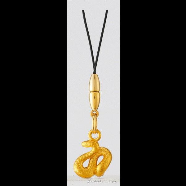 細やかな細工が光る純金のストラップです。自分の干支を身に付ける風習は、「無病息災・厄除祈念」として古来より大切に受け継がれてきました。健康や出世、金運、商売繁盛など、身に付けることで、運気を上げてくれそうです。■ 純金製 ストラップ 巳 【...