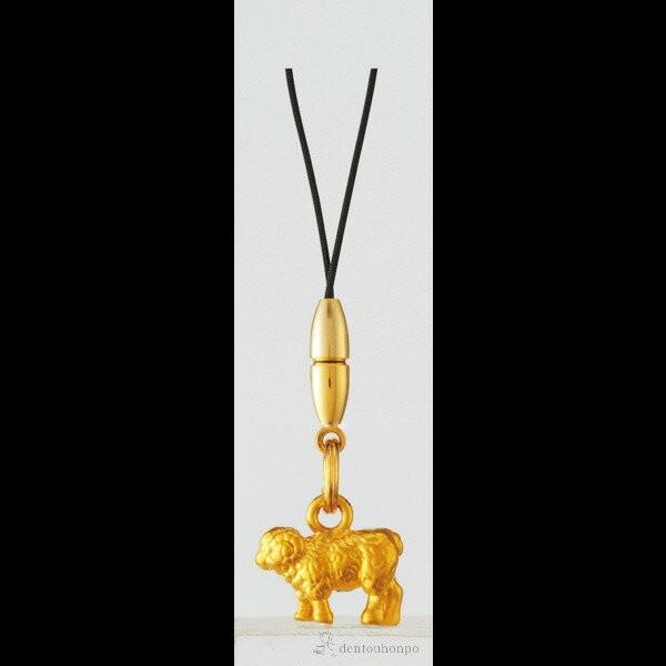 細やかな細工が光る純金のストラップです。自分の干支を身に付ける風習は、「無病息災・厄除祈念」として古来より大切に受け継がれてきました。健康や出世、金運、商売繁盛など、身に付けることで、運気を上げてくれそうです。■ 純金製 ストラップ 未 【...