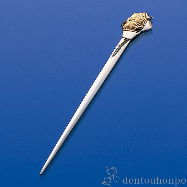 和風のデザインがおしゃれな銀製楊枝です。絵柄の部分に金をあしらっているため、華やかな雰囲気で高級感があります。和菓子や果物など幅広くお使いいただけます。フラットな形状ですので、菓子切りとしてお茶席への携帯にも便利です。母の日・父の日や誕生日...