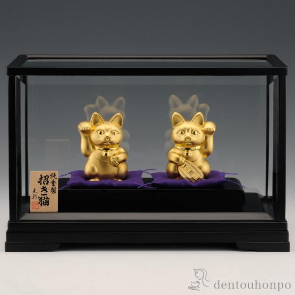 純金（K24）招き猫の２体セット。右手を挙げている猫は金運を招き、左手を挙げている猫は人を招くとされています。家内に福を招くインテリアとして。また、開業祝い・贈り物にも最適です。■ 純金 招き猫揃 100g 【 東京銀器（金工芸） 】＜仕様...