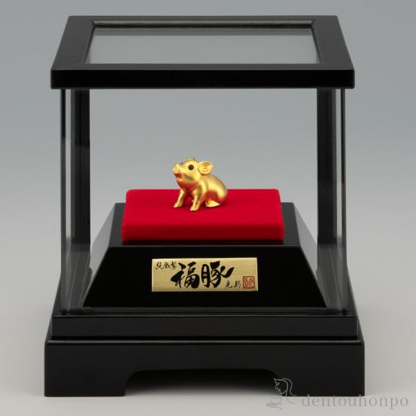 可愛らしい豚の純金（K24）置物です。豚の貯金箱に象徴される通り、豚は昔から縁起物であり、安産で子だくさんということもあり、富と繁栄の象徴です。■ 純金 福豚　 B 3g 【 東京銀器（金工芸） 】＜仕様＞・ショップ品番：tko1696・作...