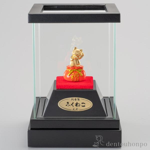 日本の伝統工芸「東京銀器」の職人による純金製置物。豊かな伝統と職人の技が息づいています。ご家宝として代々受け継ぐ価値ある存在。人を和ませる愛らしいふくねこの姿は、飾るだけで心安らぎます。上品な空間を演出し、厄除けや縁起担ぎにも最適です。贈り...