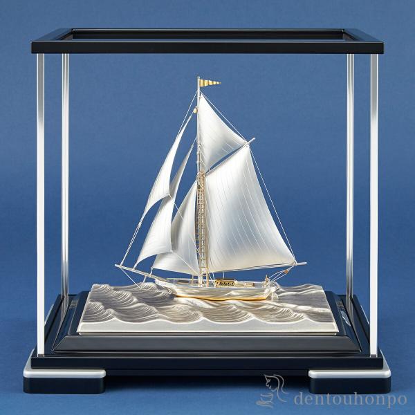 洗練された輝きを放つ銀製のヨット置物。優雅な曲線と重厚感が空間に高級感を添え、成功や前進の象徴として、昇進祝いや業務提携・契約締結など新たなパートナーシップを祝う贈り物・記念品などに最適です。■ 銀製 ヨット 1本マスト A・180g ソリ...