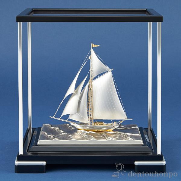 洗練された輝きを放つ銀製のヨット置物。優雅な曲線と重厚感が空間に高級感を添え、成功や前進の象徴として、昇進祝いや業務提携・契約締結など新たなパートナーシップを祝う贈り物・記念品などに最適です。■ 銀製 ヨット 1本マスト B・100g ソリ...