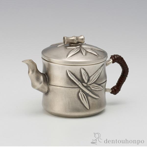 茶道具として、欠かすことのできない急須。世界的にも有名で、憧れの茶道具の一つといえます。見るからに堂々とした作りで、一瞬で目が釘付けにされます。細部にいたるまでの精巧な作りはもちろん、純銀の気品ある輝きをご堪能ください。■ 純銀 急須 竹 ...