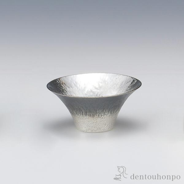 いつものお酒を特別なものに。銀ならではの輝きと重厚感が至福のひとときを演出します。■ 純銀 ぐい呑み 富士山 30g 【 東京銀器（銀工芸） 】＜仕様＞・ショップ品番：tko1925・材質：本体:銀製・商品サイズ：直径:6.5cm × 高さ...