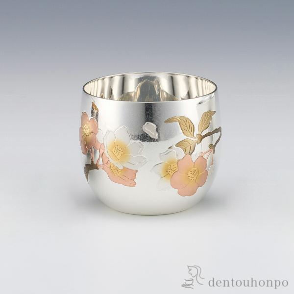 いつものお酒を特別なものに。銀ならではの輝きと重厚感が至福のひとときを演出します。■ 純銀 ぐい呑み 桜 75g 【 東京銀器（銀工芸） 】＜仕様＞・ショップ品番：tko1926・材質：本体:銀製・商品サイズ：直径:5.7cm × 高さ:4...