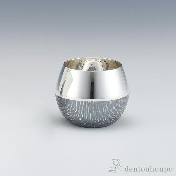 いつものお酒を特別なものに。銀ならではの輝きと重厚感が至福のひとときを演出します。■ 純銀 ぐい呑み ゴザ目／磨き 55g 【 東京銀器（銀工芸） 】＜仕様＞・ショップ品番：tko1928・材質：本体:銀製・商品サイズ：直径:5cm × 高...