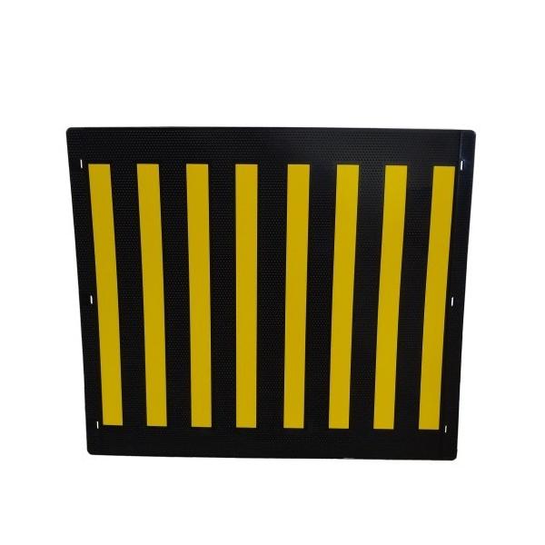 ・サイズ 縦:600mm 横:700mm 厚み:2mm電柱に巻き付けて、注意喚起を行い、車両の接触、衝突を防止するために使用されます。10mm幅のステンレスバンド、樹脂バンド等を使用し、電柱に取付けて下さい。大東電材の電柱標識板は10枚入1...