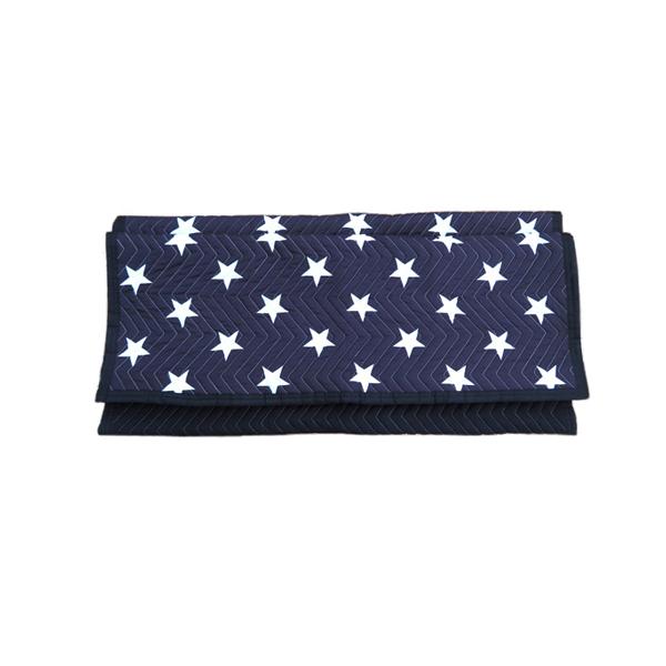 養生クッションマット 180cm×180cm車の荷台、作業道具置き場、運搬時の荷物保護、作業時の床面保護などいろいろと活用できます。・サイズ:180cm×180cm・色 表:星柄 裏:ブラック・材質 表/裏生地:ポリエステル100% 中綿生...
