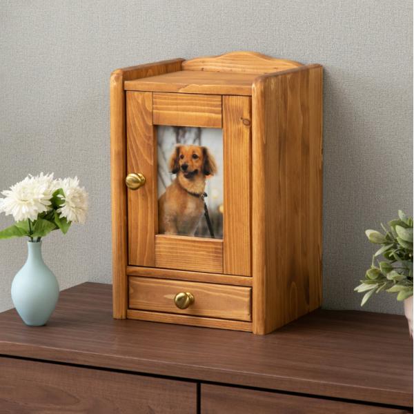 - 素材 -天板：パイン無垢材前板：パイン無垢材ガラス：（写真入れ）アクリル樹脂側板：パイン無垢材引出し：カキ板桐、底板MDFシート貼り背/背面化粧：プリント紙化粧繊維板(単色)- カラー -ナチュラル/ホワイト- 外寸 -幅24.5×奥行...