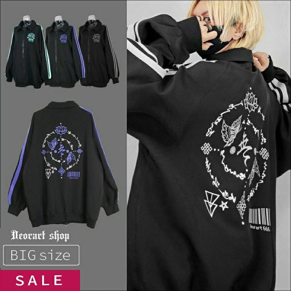 【発売日：2025年01月28日】ストレッチの効いた動きやすさと、シーズン問わず使えるオールシーズン対応のジャージ系素材を使用したサイドライン・オーバーサイズジャケット。 幅の異なるラインをデザインすることで、定番のラインアイテムも ひと味...