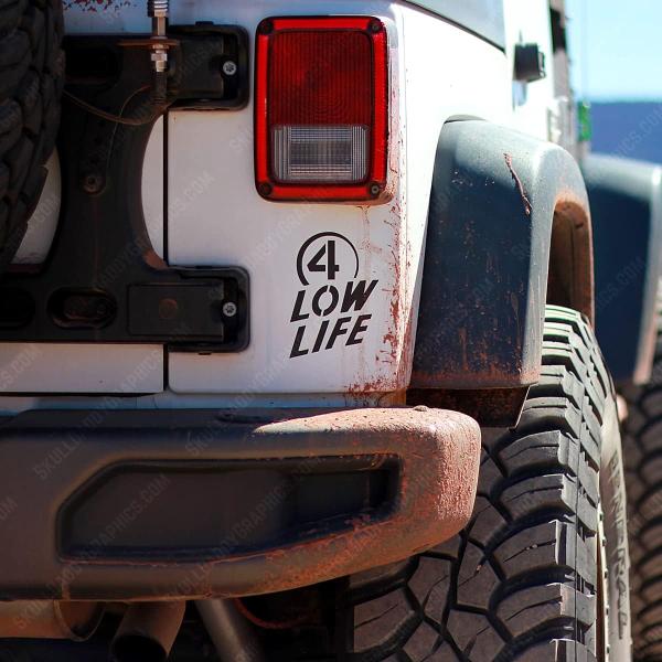 商品名4 Low Life Willys Jeepステッカーfor JK JKU TJ YJ CJラングラーチェロキーXJ ( Vert ) 5Wx5.5H ブラック 4LOWLIFESkull Daddy Graphics 4 Low L...