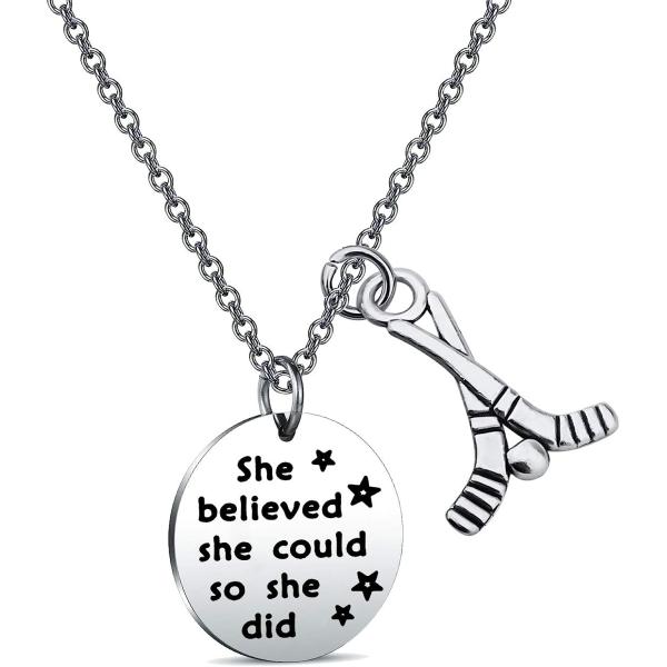 商品名FUSTMW ホッケーチャームネックレス She Believed She Could So She Did アイスホッケー選手のインスピレーションを与えるギフト ホッケージュエリーギフトFUSTMW Hockey Charm Nec...