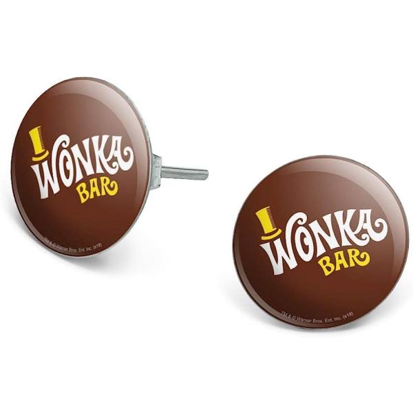 商品名Graphics &amp; More ウィリー・ウォンカとチョコレートファクトリー Wonka バー ロゴ ノベルティ シルバーメッキ スタッドイヤリングGRAPHICS &amp; MORE Willy Wonka and The...
