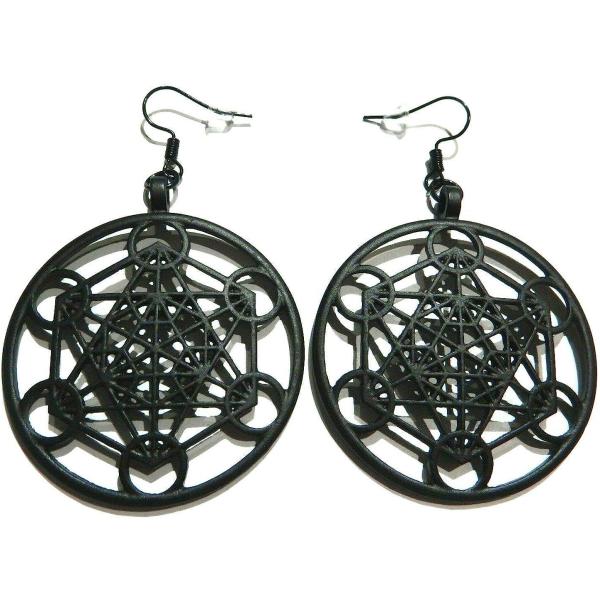 商品名Metatron's Cube イヤリング マットブラック 大きなメタルフープ ラッキー13 聖なる花 生命の果実 幾何学模様Metatron's Cube Earrings Matte Black large metal hoops...