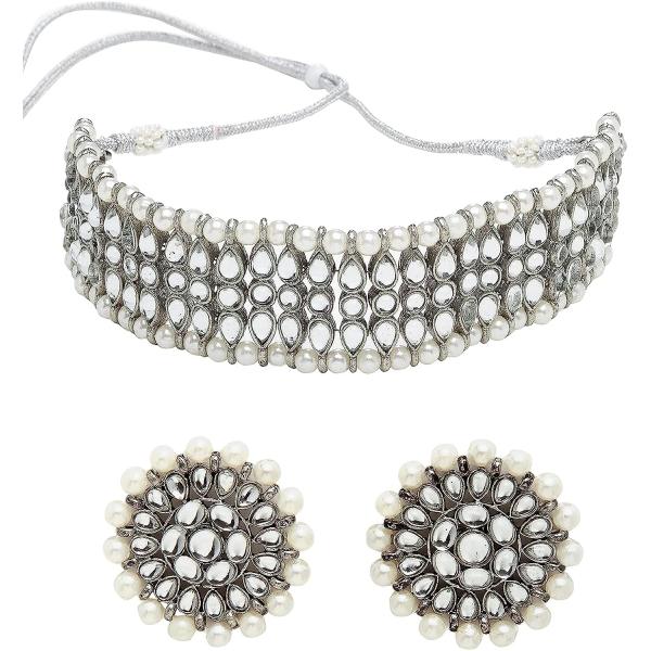 商品名Karatcart 手作りいぶし銀クンダンとパールスタッズチョーカーネックレスセット, Free Size, 金属, クンダンKaratcart Handcrafted Oxidised Silver Pearl And Kundan...