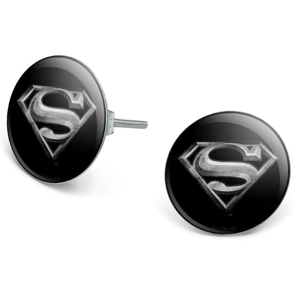商品名Superman Steel Logo Novelty Silver Plated Stud Earringsブランド：GRAPHICS &amp; MORE商品サイズ：0.4 Inches高さ：1 cm横幅：1 cm奥行：1.3 c...