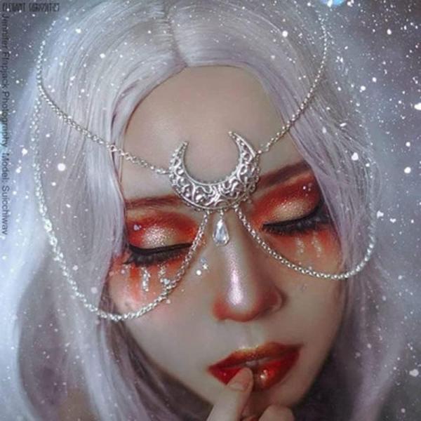 商品名Urieo Boho Crescent Moon Head Chain Sliver Crystal Pendant Forehead Chain Layered Headband Costume Hair Accessory for...