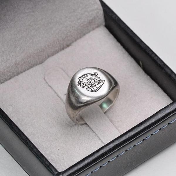 商品名Ring for Men and Women Glossy Ring Carved Wild Boar Pattern Kingsman 2 The Same Jewelry Gift Accessoriesブランド：商品サイズ：Cl...
