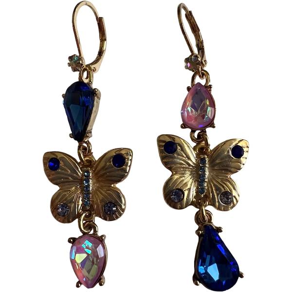 商品名Betsey Johnson ゴールドトーン クリスタル&amp;バタフライ ミスマッチ ドロップイヤリング 素晴らしいギフト アイデア 母の日 バレンタインデー 誕生日プレゼント 新年 クリスマスギフト ユニークなアクセサリー ファ...