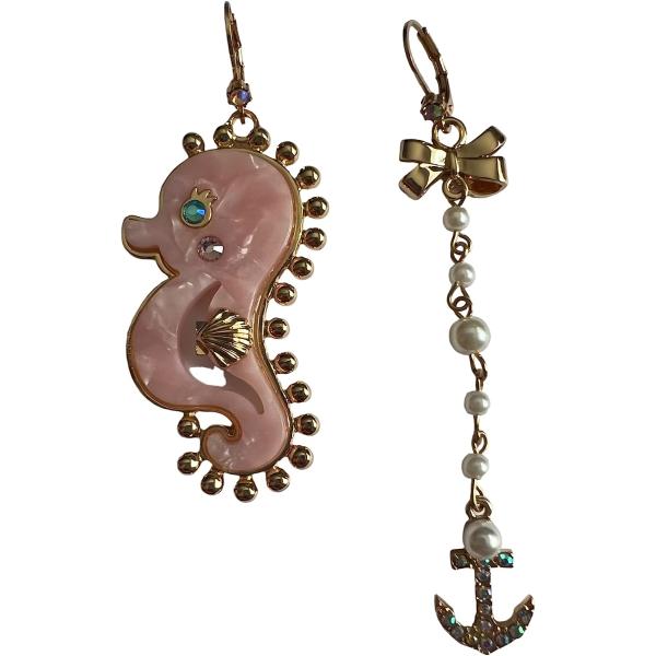 商品名Betsey Johnson Baby Seahorse Anchor Mismatch Earrings Pink Gold Tone Whimsical Mother's Day Gift Idea Valentine's Day...