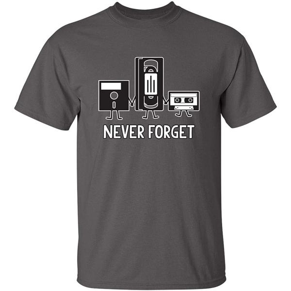 商品名Never Forget グラフィック ノベルティ レトロ ヴィンテージ カセットテープ VHS メンズ ファニーTシャツ US サイズ: Large カラー: グレーNever Forget Graphic Novelty Sarc...