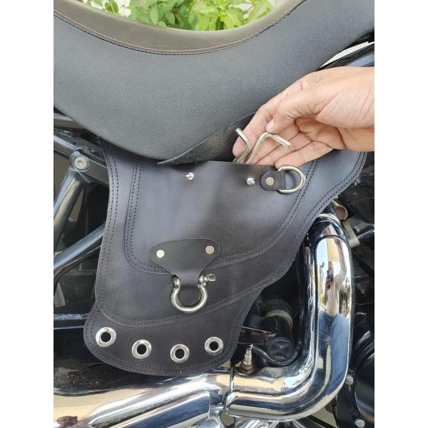 商品名:  Overdrive Motorcycle Saddle Guard Engine Heat Shield with Tool Storage Pockets, Top Cow Grain Leather, Black color...