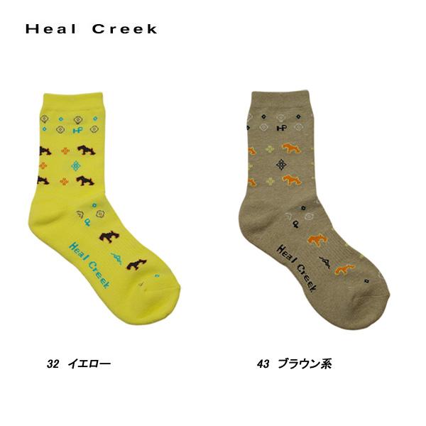 小柄のアフリカンモチーフが上品な総柄ソックスは、ブランドロゴとブランドキャラクターを編み込む事でポップな足元を演出。足底を優しく包み込むパイルと、土踏まずサポートで機能性も充実しています。カラー32　イエロー43　ブラウン系 素材綿52％　...