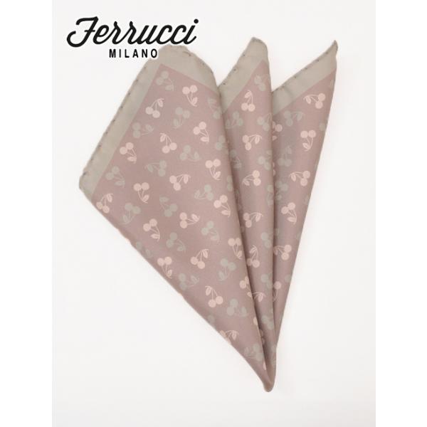 独創性とクラフトマンシップを融合したイタリア製のアクセサリーを展開するメンズブランド FERRUCCI（フェルッチ）のシルクチーフ。当店バイヤーのハヤシがピッティにて出会ったフェルッチ。ピッティ　イタリア紀行　にて、さりげなく”これやります...