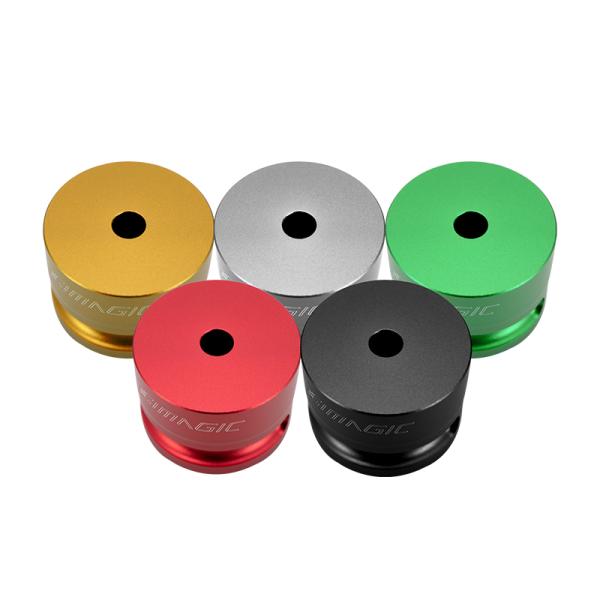 シンプルでコンパクトなデザインは、ステアリングホイールの置き場所に困らず、シムレーシングスペースの整理整頓に役立ちます。CNC加工されたアルミニウムを使用し、耐久性と強度を実現しています。抜き差しが簡単で、ブレずにしっかり固定され、クイック...