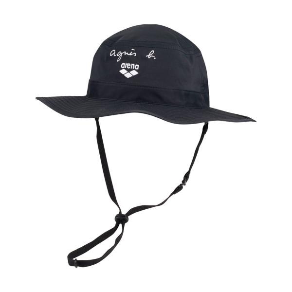 【発売日：2025年04月14日】アリーナとアニエスベーコラボ商品。前方にシンプルなコラボレーションロゴをプリント。どんなコーディネートでも合わせやすいシンプルなデザイン。UPF50＋を搭載したハット。首部分のストラップは取り外しが可能で、...