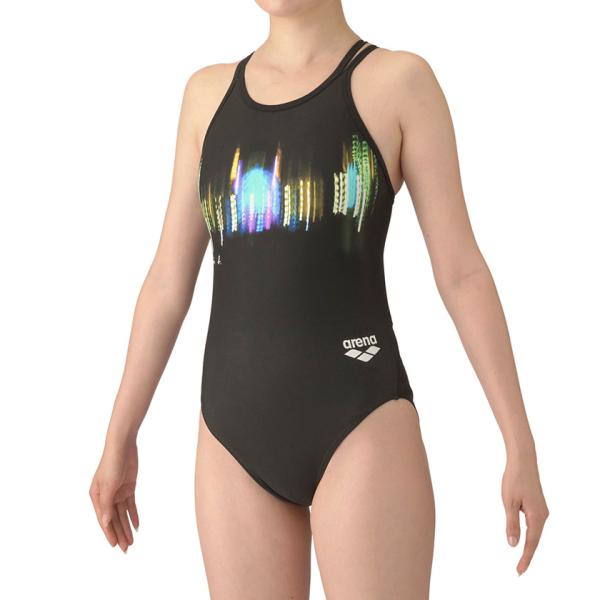 【発売日：2025年04月14日】アリーナとアニエスベーコラボ商品。デザイナーのアニエス・トゥルブレが自ら撮影したパリの夜景のフォトをプリントしたデザイン。耐久性に優れた TOUGHSUIT（タフスーツ）シリーズ。環境に配慮したリサイクルポ...