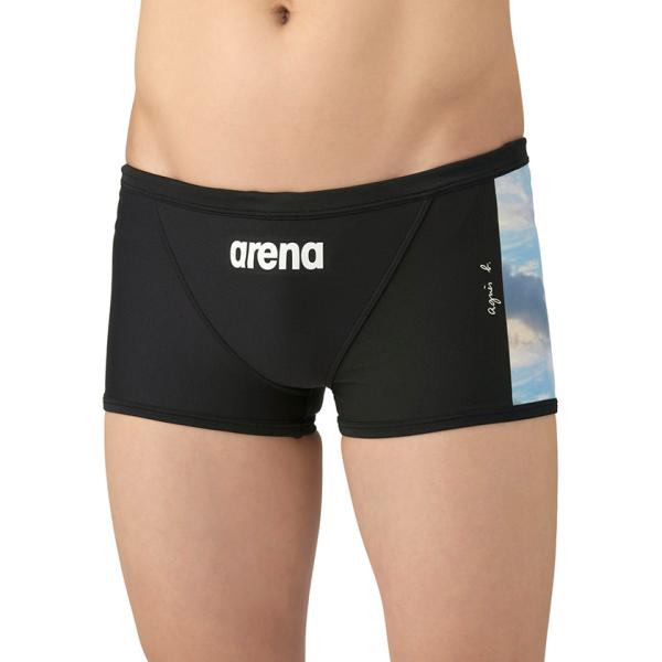 【発売日：2025年04月14日】アリーナとアニエスベーコラボ商品。デザイナーのアニエス・トゥルブレが自ら撮影したパリの青空のフォトをプリントしたデザイン。耐久性に優れた TOUGHSUIT（タフスーツ）シリーズ。環境に配慮したリサイクルポ...