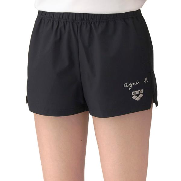 【発売日：2025年04月14日】アリーナとアニエスベーコラボ商品。ストレッチ性のある布帛素材を使用したレディース向けショートパンツ。レディースらしさを兼ね揃えたショート丈が特徴。左裾にはシンプルなコラボレーションロゴをプリント。どんなトッ...