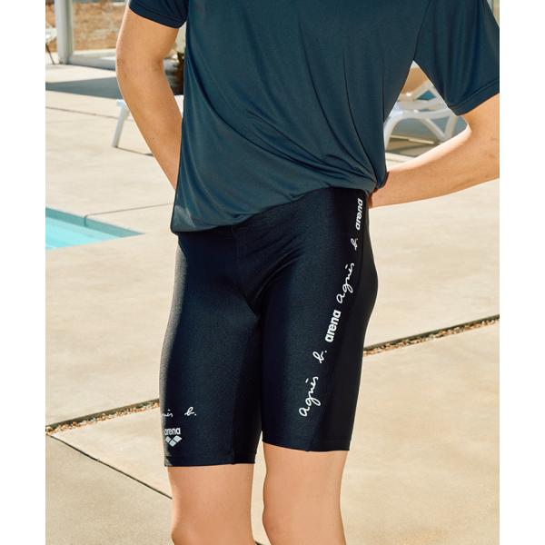 【発売日：2026年03月13日】arena と agnes b.のコラボレーションアイテム。泳ぐことだけでなく、アクアビクスや水中ウォーキングなど、健康やリフレッシュのためにプールでのエクササイズを楽しむフィットネススイマーにおすすめのフ...