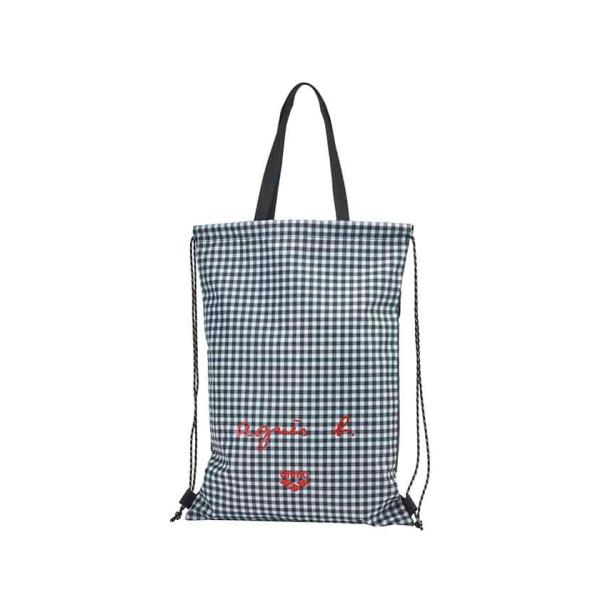 【発売日：2026年03月13日】arena と agnes b.のコラボレーションアイテム。2ウェイ仕様のマルチバッグ。トートバッグのように肩から掛けることも、両側の紐を引っ張ってバックパックのように背負うことも可能。アニエスが好きなカラ...